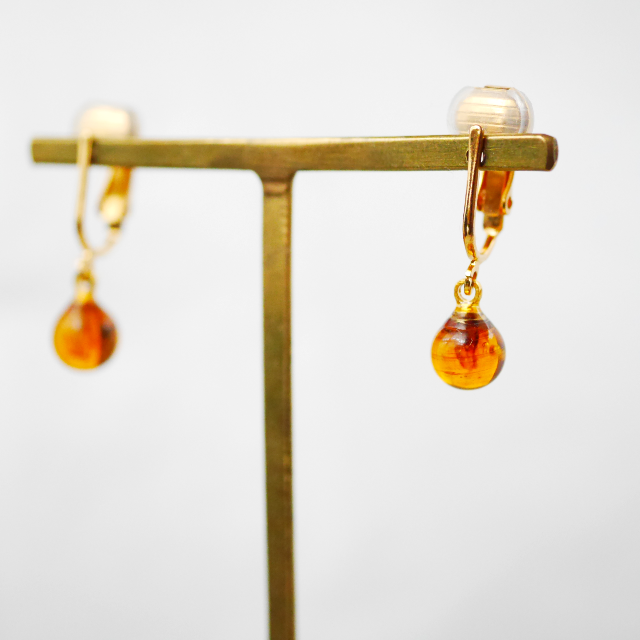 ヴィンテージガラスビーズのイヤリング light amber | iichi ハンドメイド・クラフト作品・手仕事品の通販
