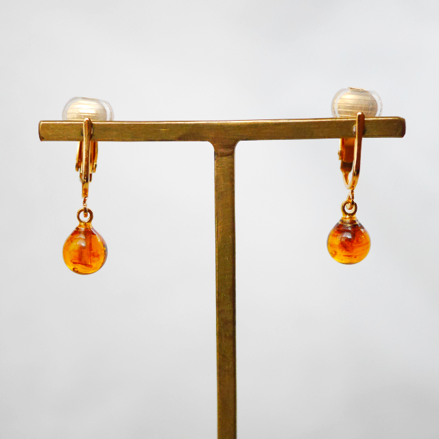 ヴィンテージガラスビーズのイヤリング light amber | iichi ハンドメイド・クラフト作品・手仕事品の通販
