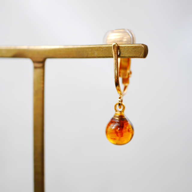 ヴィンテージガラスビーズのイヤリング light amber | iichi ハンドメイド・クラフト作品・手仕事品の通販