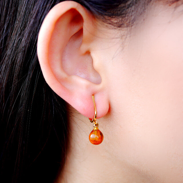 ヴィンテージガラスビーズのイヤリング light amber | iichi ハンドメイド・クラフト作品・手仕事品の通販