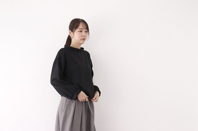 ボトルネックのブラウス・リネン黒 No.188 | iichi 日々の暮らしを心地よくするハンドメイドやアンティークのマーケットプレイス