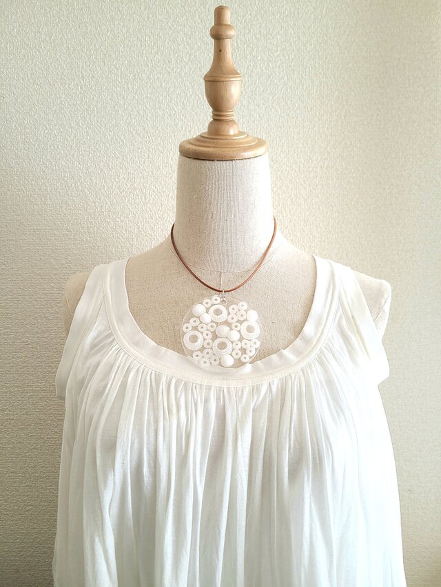 93.レース編みとレジンのペンダント〈lagoon〉 | iichi ハンドメイド・クラフト作品・手仕事品の通販