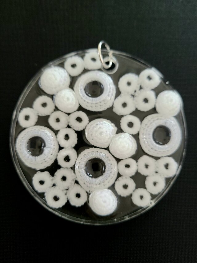 93.レース編みとレジンのペンダント〈lagoon〉 | iichi ハンドメイド・クラフト作品・手仕事品の通販