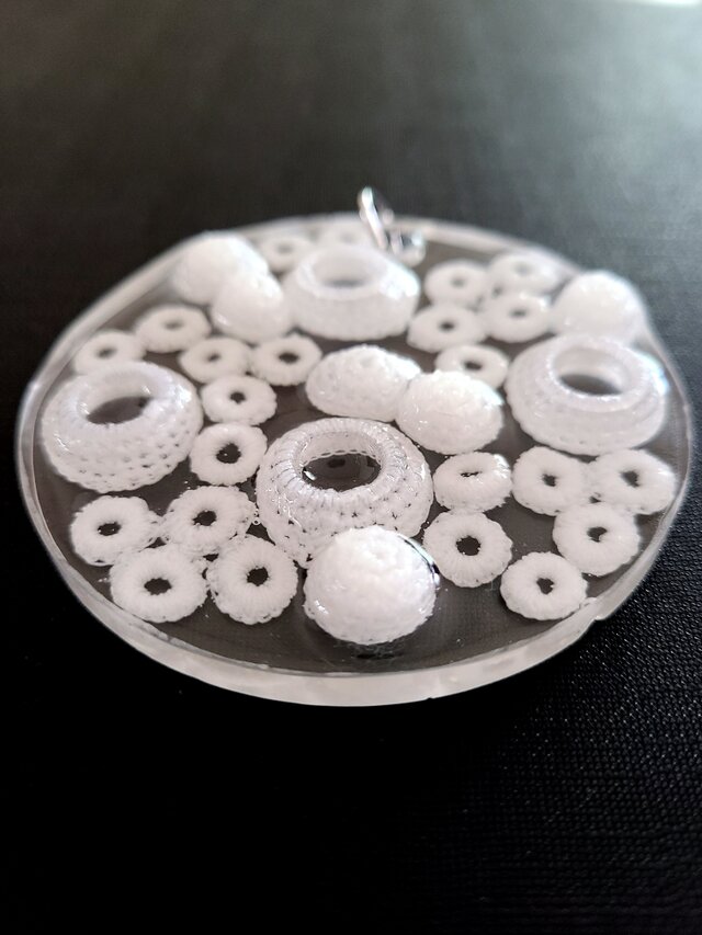 93.レース編みとレジンのペンダント〈lagoon〉 | iichi ハンドメイド・クラフト作品・手仕事品の通販