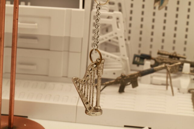 ハープ型アクセサリー高級希少コバルト製 | iichi 日々の暮らしを心地よくするハンドメイドやアンティークのマーケットプレイス