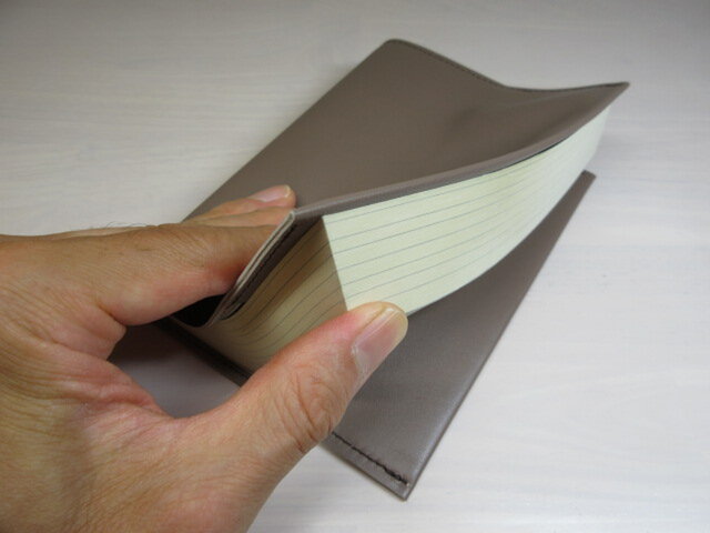 ゴートスキン・文庫本サイズ・ココアブラウン・スムース・一枚革のブックカバー0583 | iichi ハンドメイド・クラフト作品・手仕事品の通販