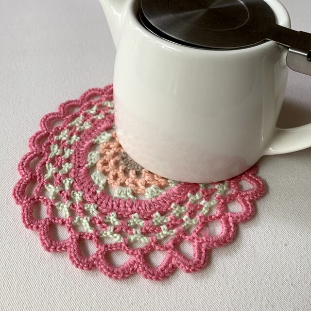 ウール かぎ針編みのポットマット 毛糸 コースター 編み物 ドイリー 敷物 マット モチーフ | iichi ハンドメイド・クラフト作品 ...