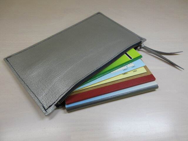 ピッグスキン・A6対応・フラットマルチケース・シルバー・0247 | iichi ハンドメイド・クラフト作品・手仕事品の通販