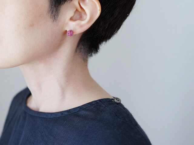 odango pierce ピンク | iichi 日々の暮らしを心地よくするハンドメイドやアンティークのマーケットプレイス