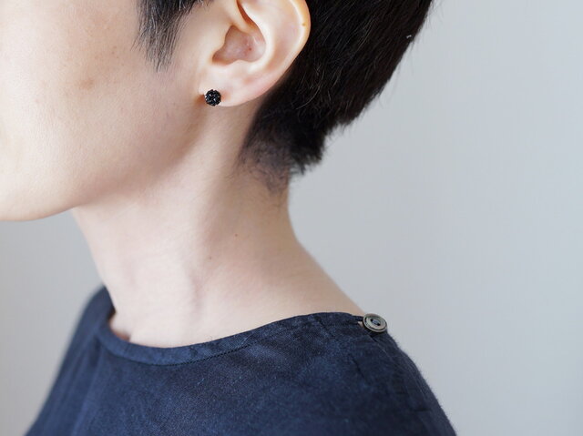 odango pierce クロ | iichi 日々の暮らしを心地よくするハンドメイドやアンティークのマーケットプレイス