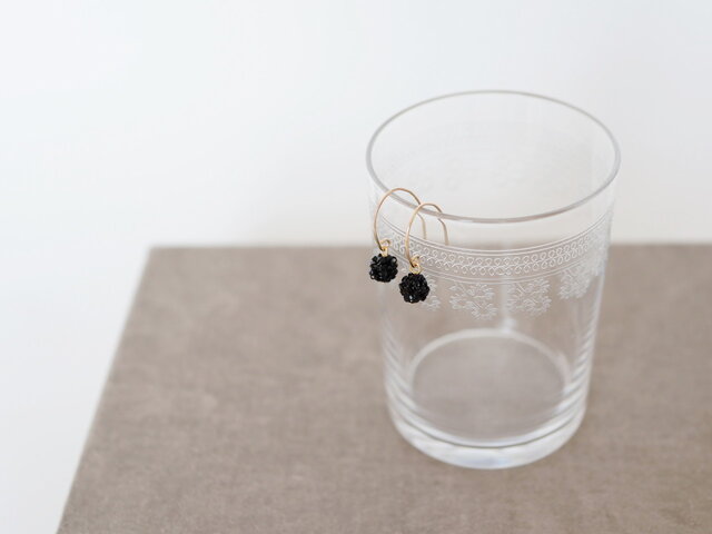 odango pierce 2 クロ | iichi 日々の暮らしを心地よくするハンドメイドやアンティークのマーケットプレイス