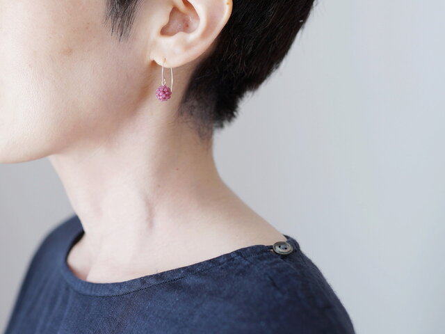 odango pierce 2 ピンク | iichi 日々の暮らしを心地よくするハンドメイドやアンティークのマーケットプレイス