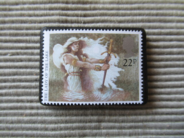 イギリス1985年 童話アーサー王切手ブローチ 7689 | iichi ハンドメイド・クラフト作品・手仕事品の通販