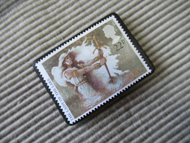 イギリス1985年 童話アーサー王切手ブローチ 7689 | iichi ハンドメイド・クラフト作品・手仕事品の通販