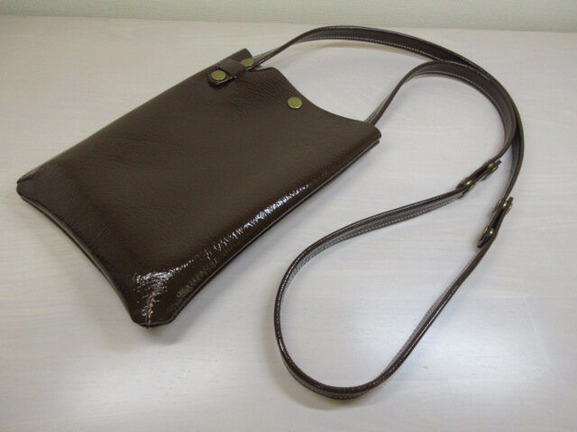 《牛革》2WAY～スリムサコッシュ・エナメルシュリンク・ダークブラウン・024 | iichi ハンドメイド・クラフト作品・手仕事品の通販