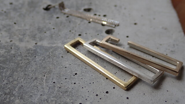 SV Rectangle Earcuff | iichi 日々の暮らしを心地よくするハンドメイドやアンティークのマーケットプレイス