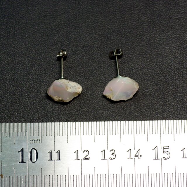 オパール原石 アレルギー対応 チタンピアス 【一点物】 鉱物 天然石 (No. 1254) | iichi ハンドメイド・クラフト作品・手仕事品の通販