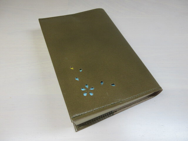 ゴートスキン・文庫本サイズ・「HANABIRA」ダークオリーブ・スムース・一枚革のブックカバー0596 | iichi ハンドメイド・クラフト作品・手仕事品の通販