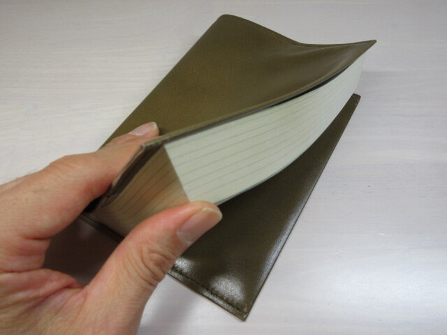 ゴートスキン・文庫本サイズ・「HANABIRA」ダークオリーブ・スムース・一枚革のブックカバー0596 | iichi ハンドメイド・クラフト作品・手仕事品の通販