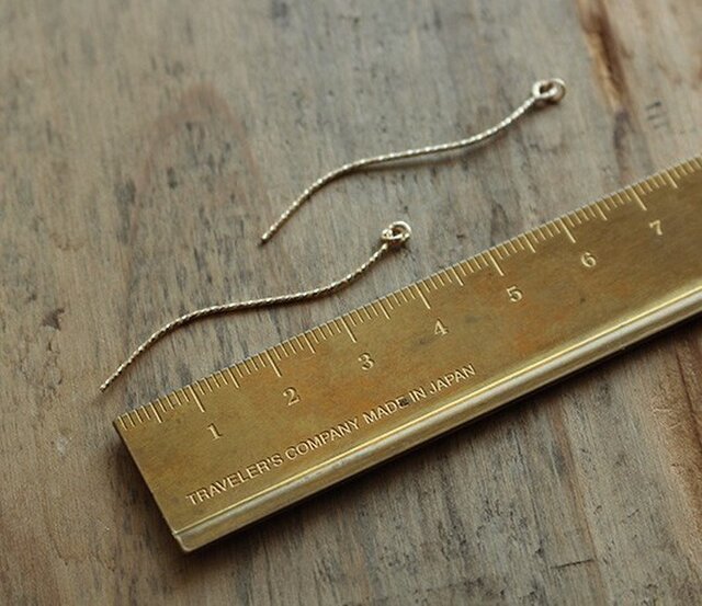 波型バーとチェーンのピアスチャーム（K14GF） | iichi 日々の暮らしを心地よくするハンドメイドやアンティークのマーケットプレイス