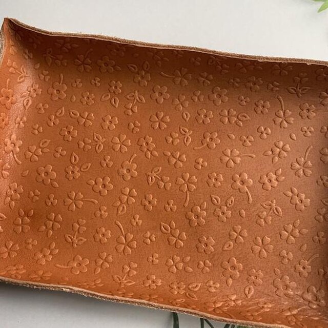 【受注生産】ぷっくり 可愛い 小花柄の レザートレイ メガネ置き/12748819/ダークブラウン | iichi ハンドメイド・クラフト作品・手仕事品の通販