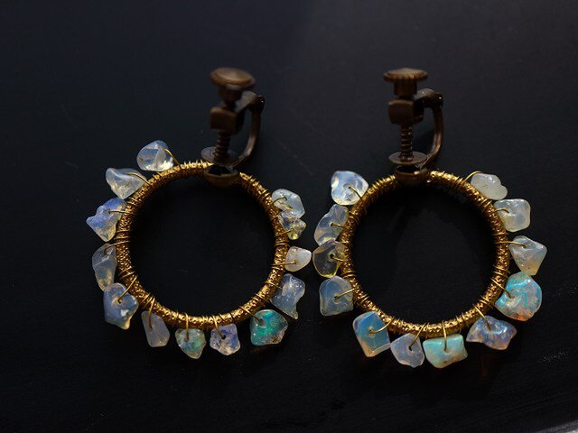 10月誕生石＊エチオピア産オパール＊フレンチフープ＊真鍮＊イヤリング＊no.556 | iichi ハンドメイド・クラフト作品・手仕事品の通販