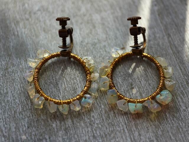 10月誕生石＊エチオピア産オパール＊フレンチフープ＊真鍮＊イヤリング＊no.556 | iichi ハンドメイド・クラフト作品・手仕事品の通販
