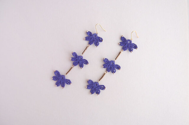 「ŞAKA ŞAKA」 -FLAT FLOWER PIERCE- exotic blueviolet | iichi ハンドメイド・クラフト作品・手仕事品の通販