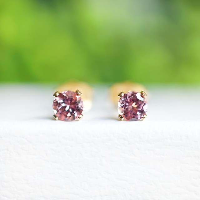 マラヤガーネットの4mmスタッドピアス ～Marlene | iichi ハンドメイド・クラフト作品・手仕事品の通販