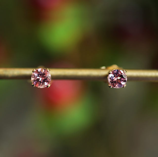 マラヤガーネットの4mmスタッドピアス ～Marlene | iichi ハンドメイド・クラフト作品・手仕事品の通販