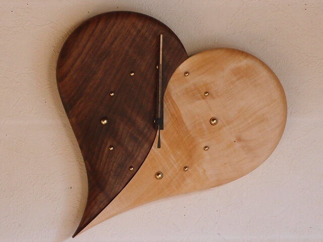 無垢の木の電波掛け時計 ハート 0011 | iichi 日々の暮らしを心地よくするハンドメイドやアンティークのマーケットプレイス