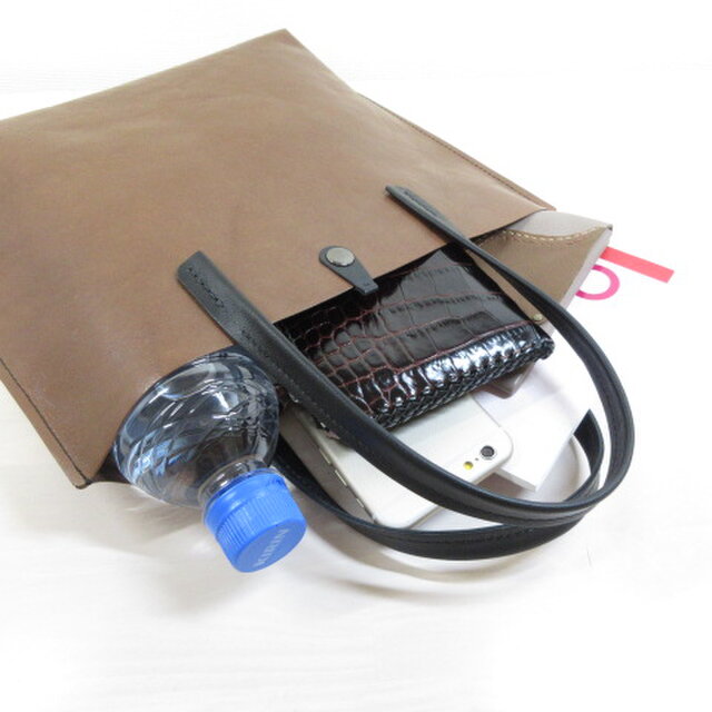 《牛革》一枚革のフラットミニトート・ダークブラウン・タンニンレザー・0173 | iichi ハンドメイド・クラフト作品・手仕事品の通販