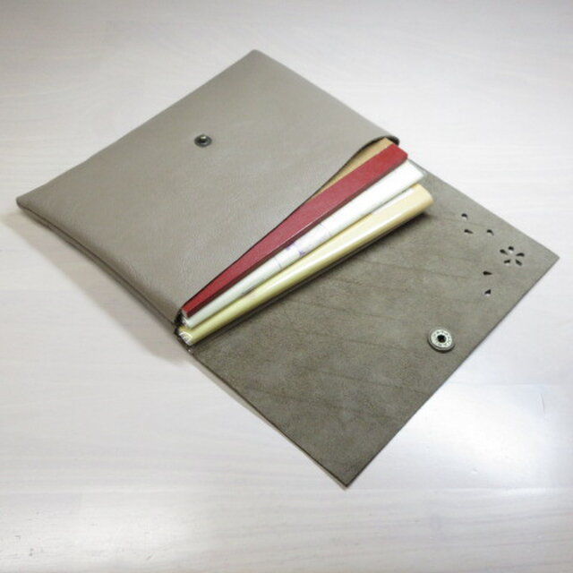A6対応「HANABIRA」シリーズ・グレージュ・ゴート・一枚革のレザーケース・カードポケット付き・0258 | iichi ハンドメイド・クラフト作品・手仕事品の通販