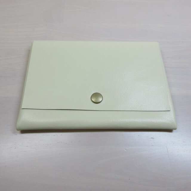 B7対応パスポートケース・ゴートスキン・オフホワイト・カードポケット付き・0161 | iichi ハンドメイド・クラフト作品・手仕事品の通販