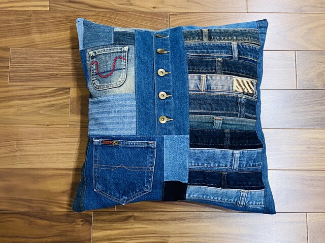 デニム パッチワーク★クッションカバー★リメイク デニムリメイク★存在感あります♪ | iichi ハンドメイド・クラフト作品・手仕事品の通販