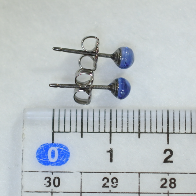 （1点もの）カイヤナイトのスタッドピアス（4mm・チタンポスト） | iichi ハンドメイド・クラフト作品・手仕事品の通販