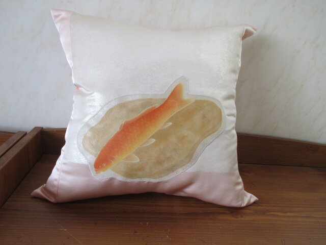 u42 帯 ｸｯｼｮﾝカバー（座布団・毛布）おしゃれ 小さめ「鯉」 40x40cm ﾌｧｽﾅｰ式 | iichi 日々の暮らしを心地よくするハンドメイドやアンティークのマーケットプレイス