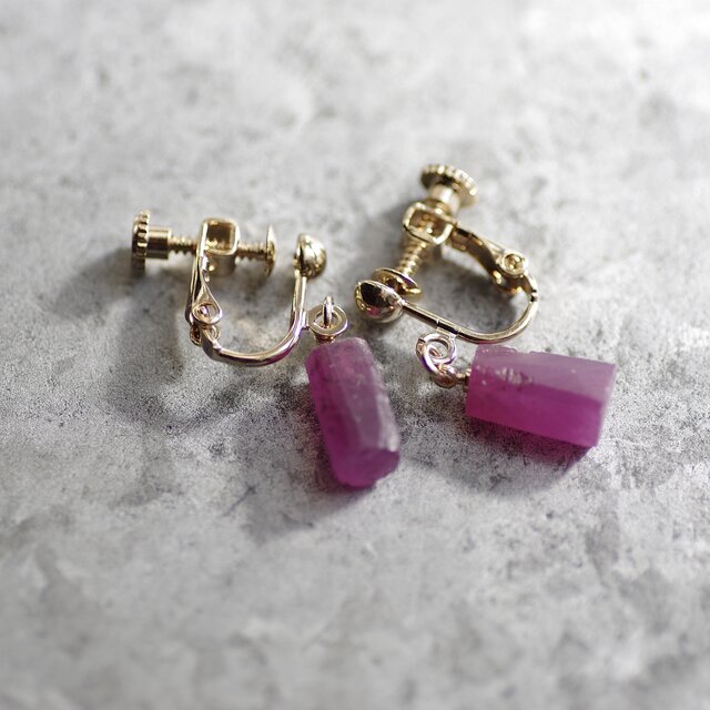 【一点もの】 ルビー 鉱物原石 イヤリング 天然石 (No.2026) | iichi ハンドメイド・クラフト作品・手仕事品の通販