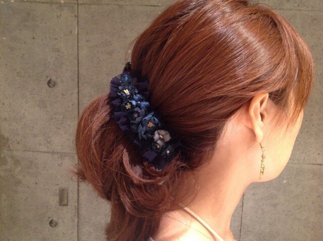 染め花のバナナクリップ(L・ボルドー) | iichi 日々の暮らしを心地よくするハンドメイドやアンティークのマーケットプレイス