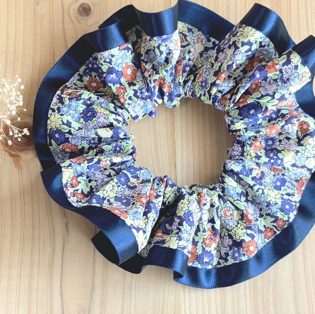 リバティ サテンリボンシュシュ ＜Pinewood＞(パインウッド)ネイビー | iichi 日々の暮らしを心地よくするハンドメイドやアンティークのマーケットプレイス