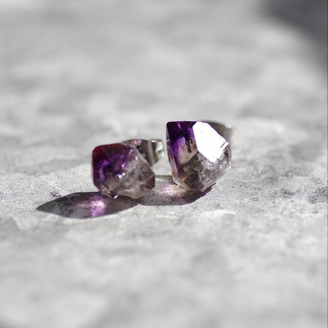【一点もの】 アメジスト 鉱物原石ピアス アレルギー対応 天然石 (No.2047) | iichi ハンドメイド・クラフト作品・手仕事品の通販