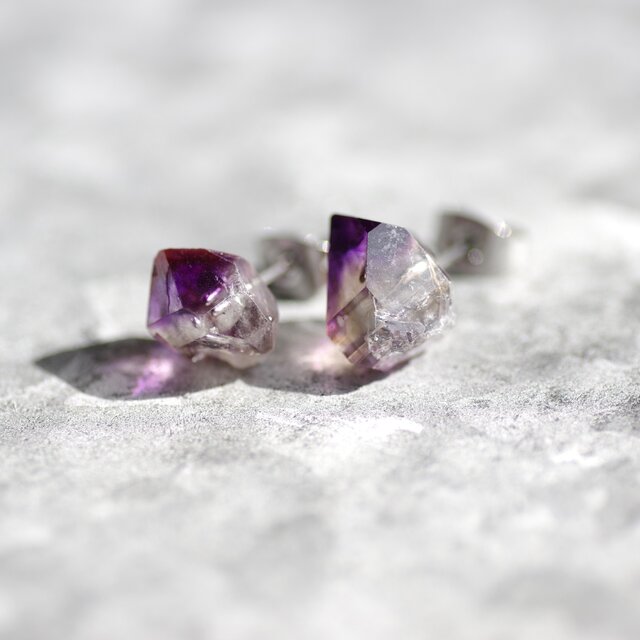 【一点もの】 アメジスト 鉱物原石ピアス アレルギー対応 天然石 (No.2047) | iichi ハンドメイド・クラフト作品・手仕事品の通販