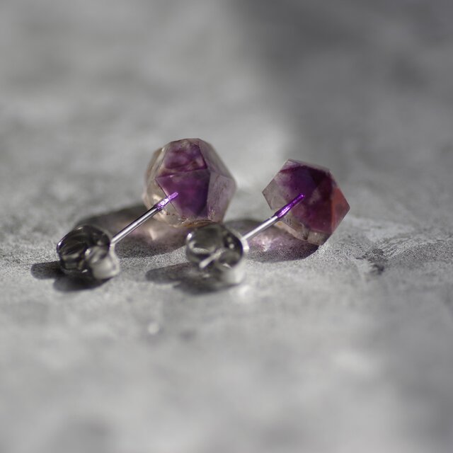 【一点もの】 アメジスト 鉱物原石ピアス アレルギー対応 天然石 (No.2047) | iichi ハンドメイド・クラフト作品・手仕事品の通販