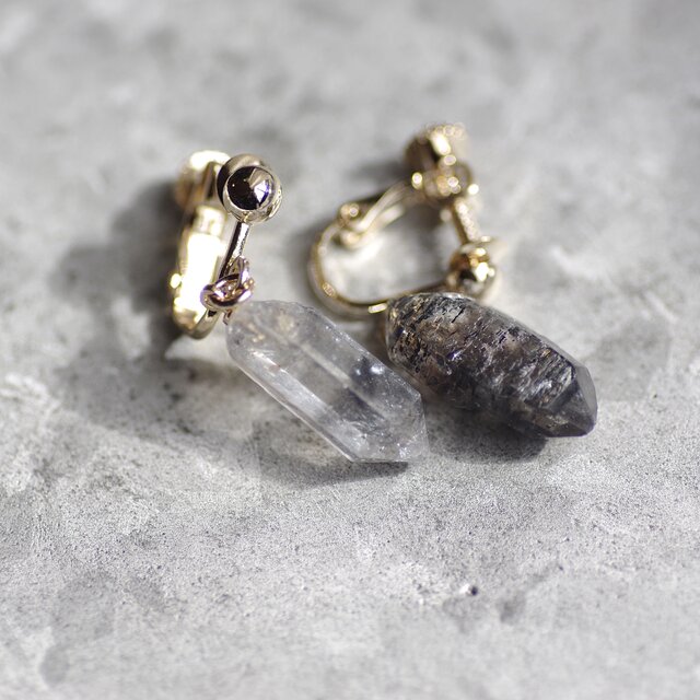 【一点もの】 カーボンクォーツ 鉱物原石 イヤリング 天然石 (No.2058) | iichi ハンドメイド・クラフト作品・手仕事品の通販