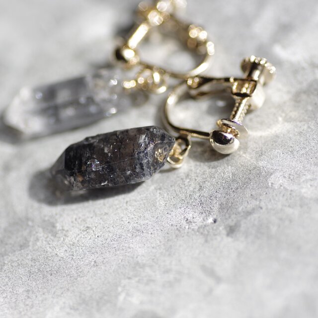 【一点もの】 カーボンクォーツ 鉱物原石 イヤリング 天然石 (No.2058) | iichi ハンドメイド・クラフト作品・手仕事品の通販