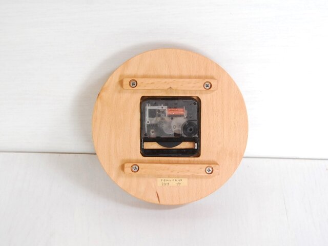 葉っぱ 直径15cm 掛け時計 ﾌﾞﾅ【2211】 | iichi 日々の暮らしを心地よくするハンドメイドやアンティークのマーケットプレイス