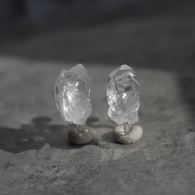 【一点もの】 水晶 鉱物原石 ノンホールピアス (イヤリング) 天然石 (No.2038) | iichi ハンドメイド・クラフト作品・手仕事品の通販