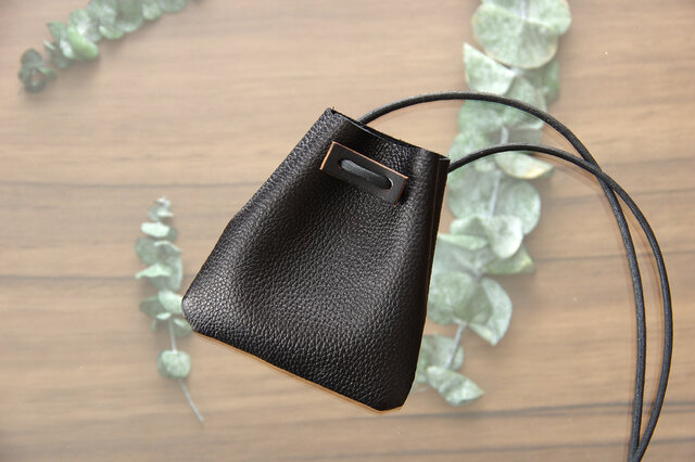 《LIONA》レザーネックポーチ ブラック | iichi ハンドメイド・クラフト作品・手仕事品の通販