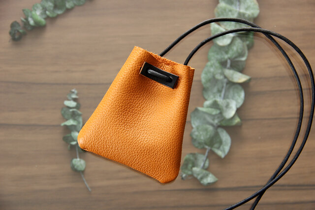 《LIONA》レザーネックポーチ キャメル | iichi ハンドメイド・クラフト作品・手仕事品の通販