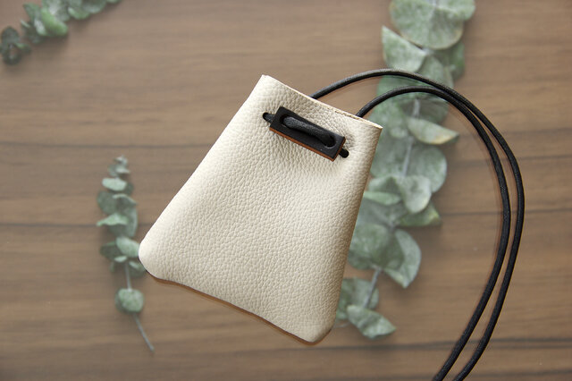 《LIONA》レザーネックポーチ ライトグレー | iichi ハンドメイド・クラフト作品・手仕事品の通販